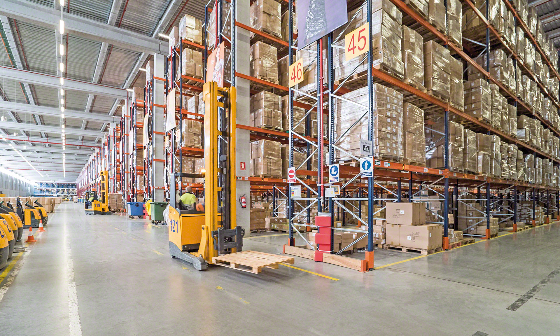 Depósito sectorizado de paquetería para DHL en Madrid - Mecalux.com.uy